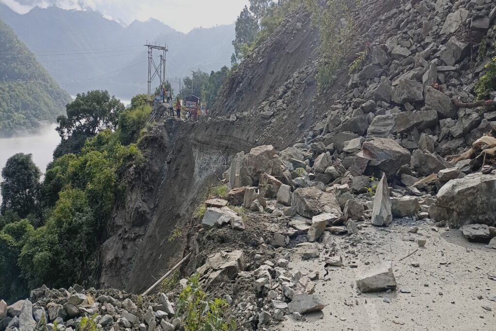 Landslides in Himachal Pradesh: Thousands Stranded, Over 300 Roads Closed | AbhiBus Travel Blog